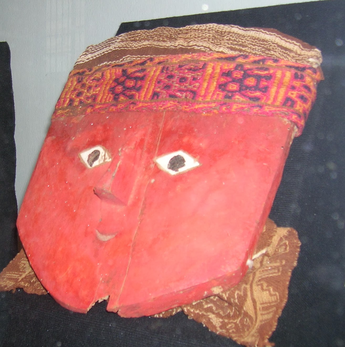 Color circular: Paleta de color de una máscara Chancay