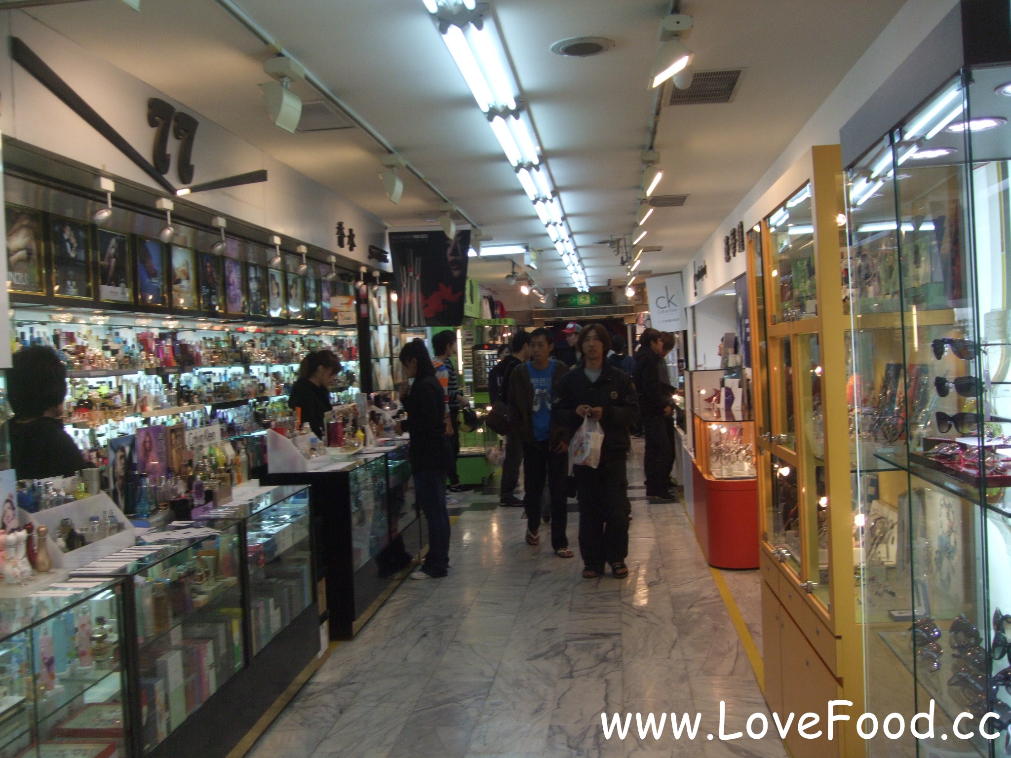 【台北萬華】萬年商業大樓 @ 西門町 - 扭蛋機 電玩模型 衣服皮件 樓上有湯姆熊 B1還有美食街 - Wan Nian Building