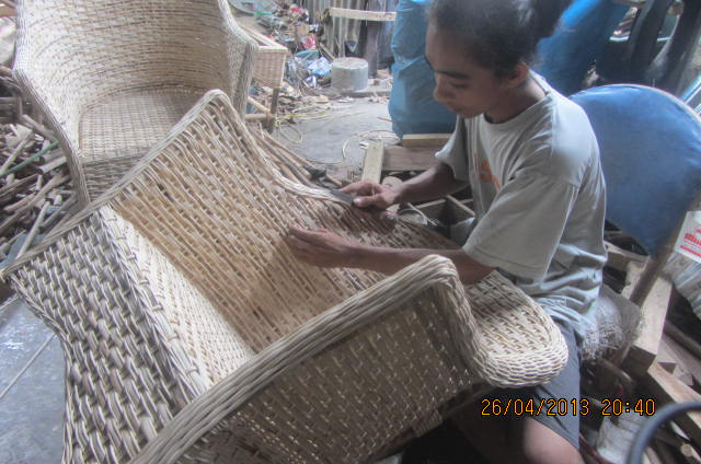 ANYAMAN ROTAN: Proses Pembuatan Anyaman Kursi Rotan