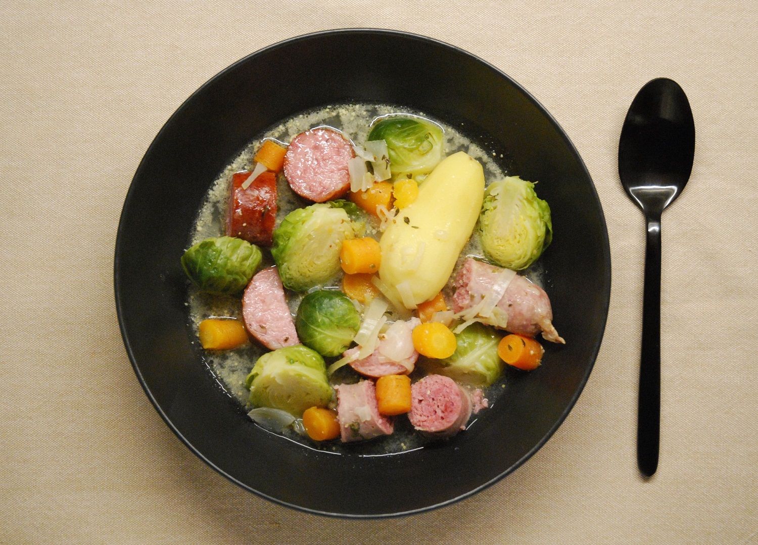 Potée de saucisses aux choux de Bruxelles