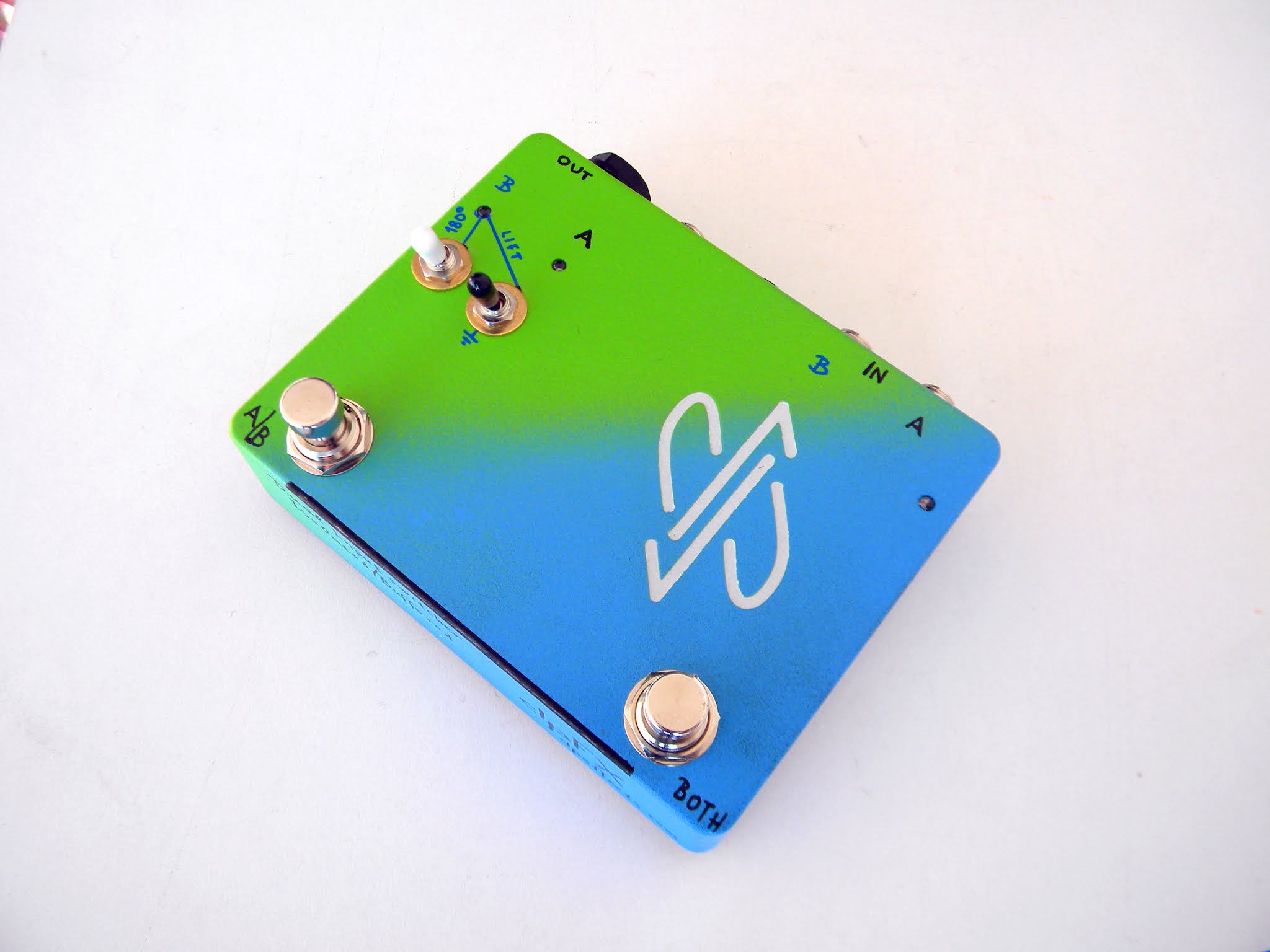 AB Box with 2 inputs & 2 outputs (isolated, active, buffered) - dpFX Pedals