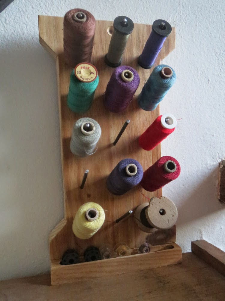 L'atelier de Kiku: Porte-bobines en bois, en forme de bobine de fil
