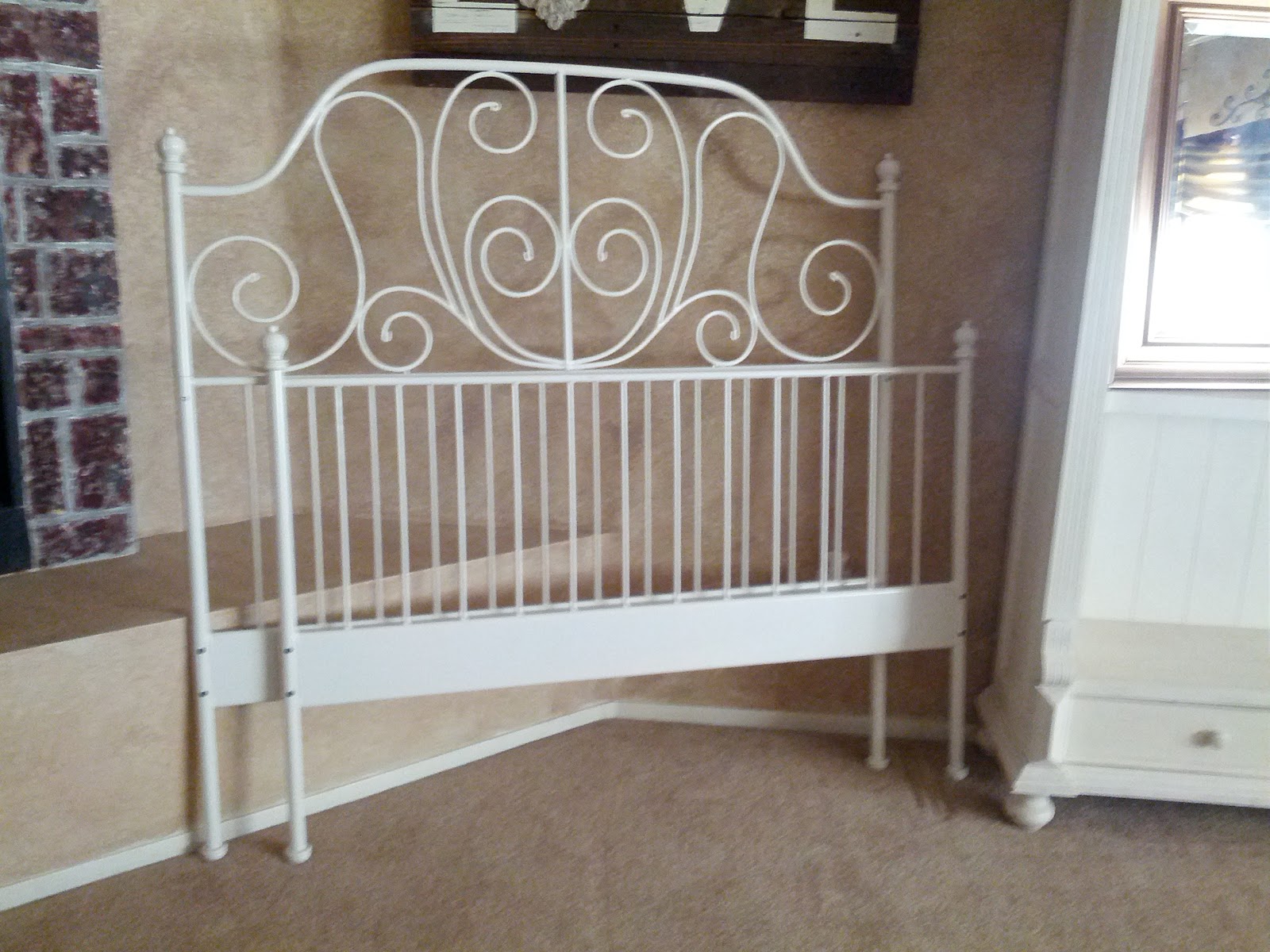 Country Chic: White Metal scroll bed