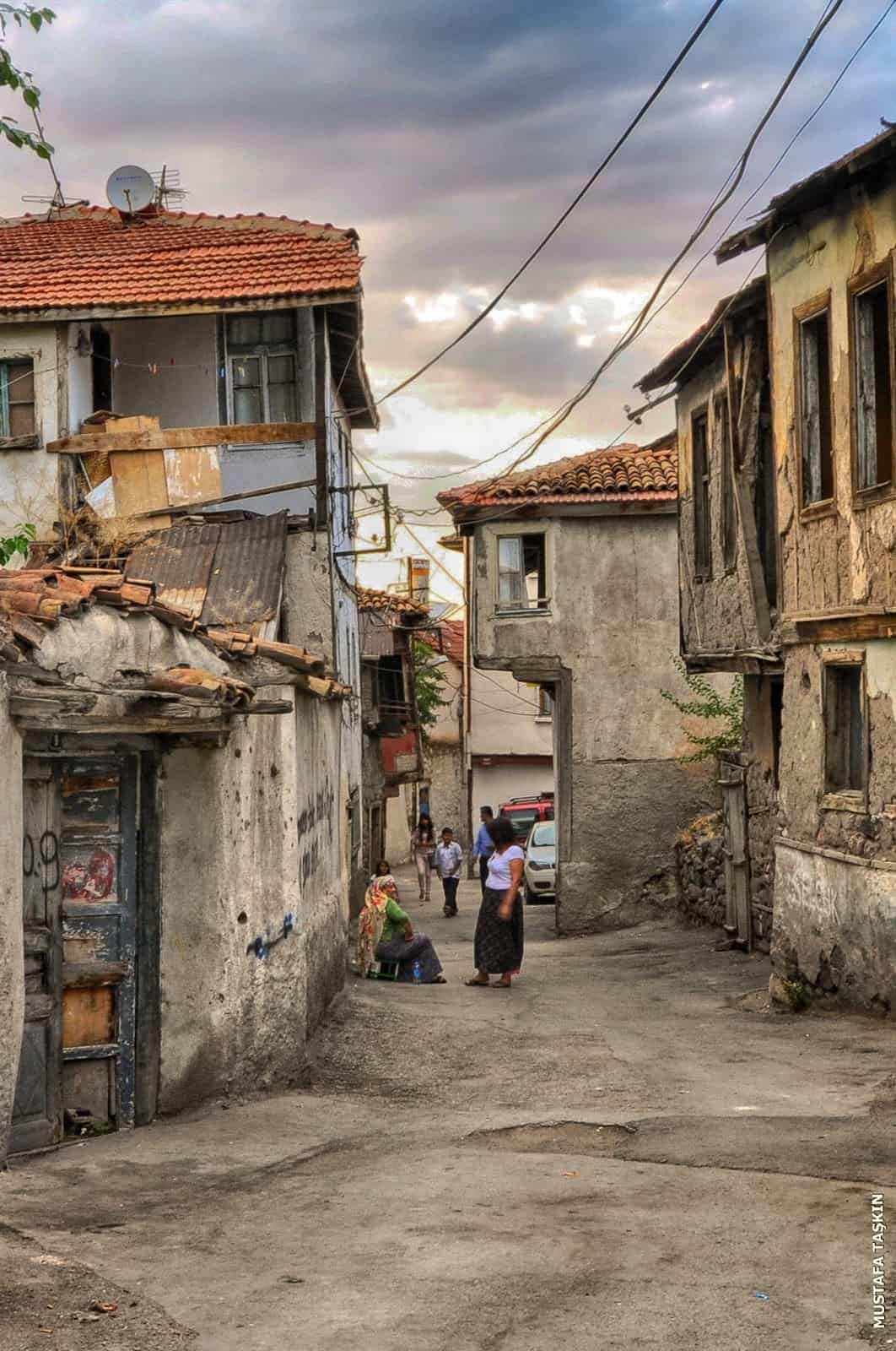 MİSAFİRLER: Mahalle Baskısının EtkisiMisafirler