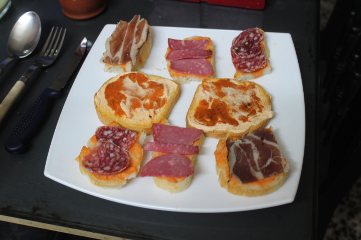 Cosas de Jorge: Rebanadas de pan con embutido variado