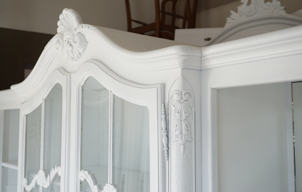 Modern Antyki: [2998] Biała biblioteczka ludwikowska na lwich łapach