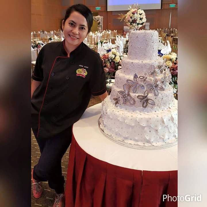 Cantik, Mewah ,Bling Bling Dan Seni Halus Untuk Kek Perkahwinan Amyra ...