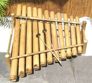 Rindik alat musik terbuat dari bambu yang mirip dengan angklung sunda