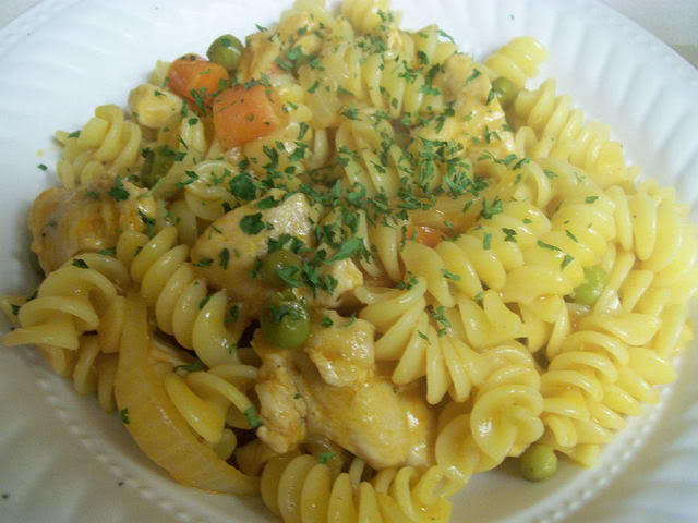 Full Bellies, Happy Kids: Galinha Guisada com Massa - Chicken and Noodles