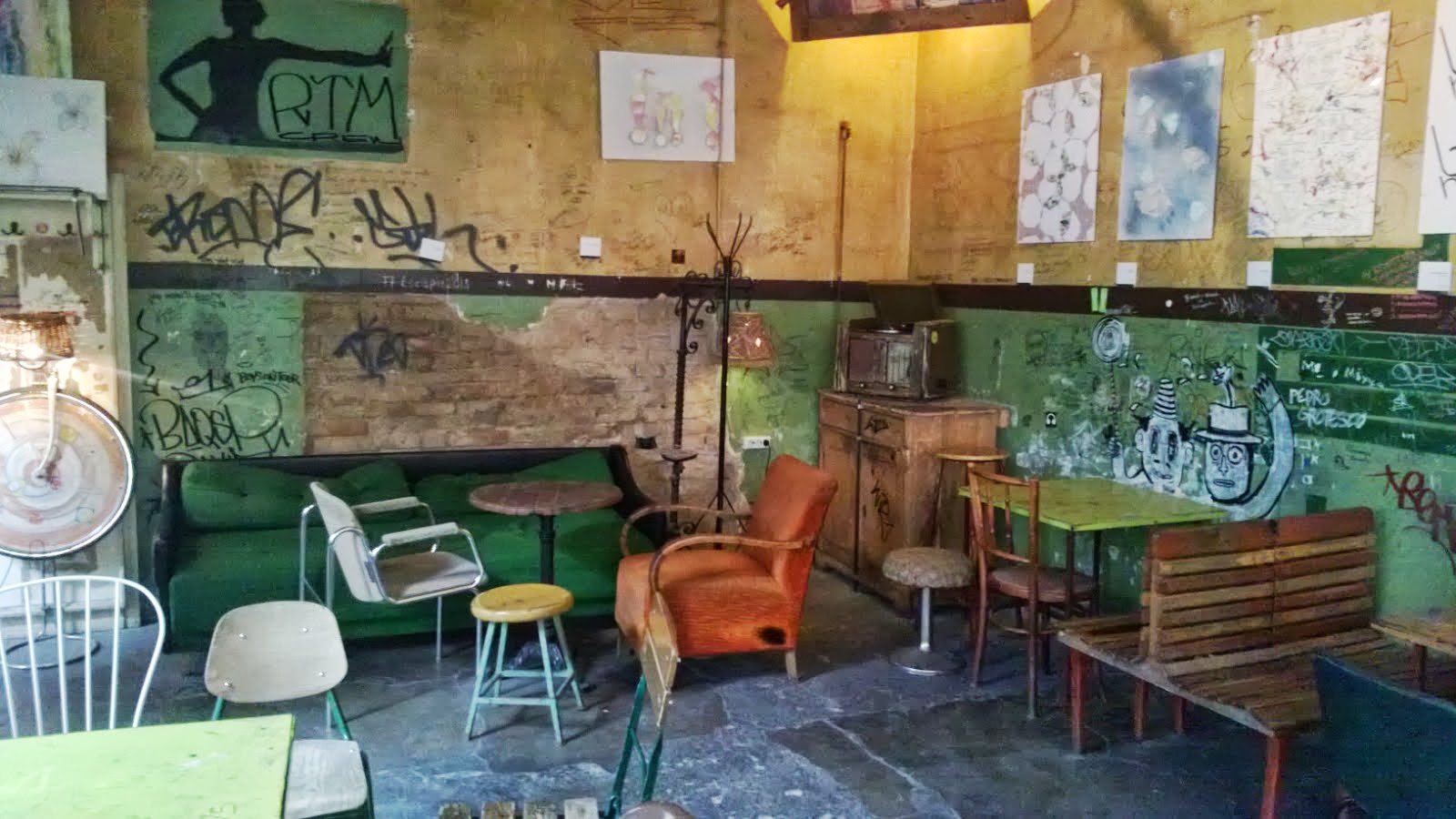 Nicholas Gabor Waxman: Budapest Romkocsma - Szimpla Kert