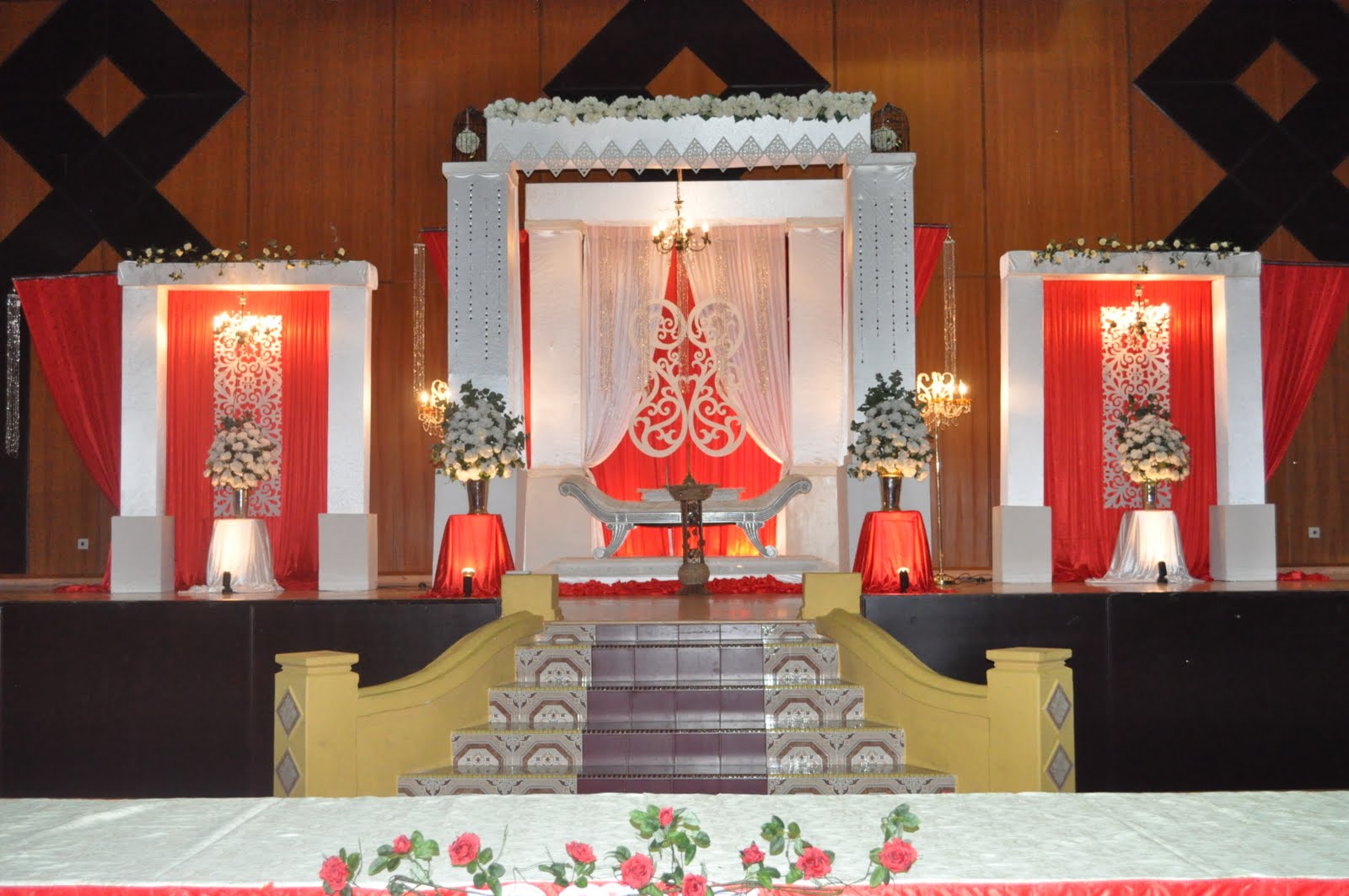 ARTISTIC HOUSE: pelamin dewan(merah putih)