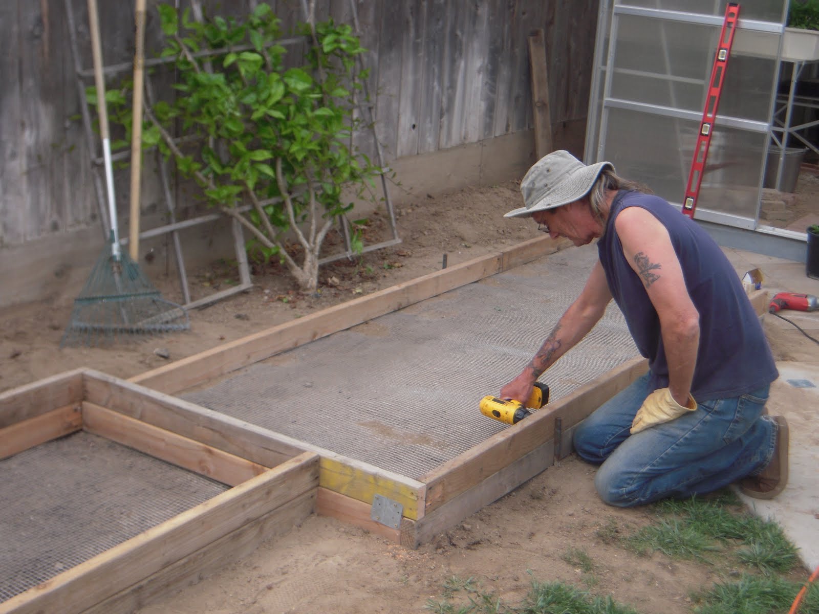 Gardening with the Gragstons: Dana's Gopher-Proof Garden Expansion