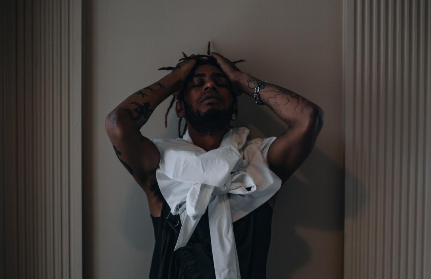 Richard Saenz explora la libertad en volúmenes para su colección de invierno 2021