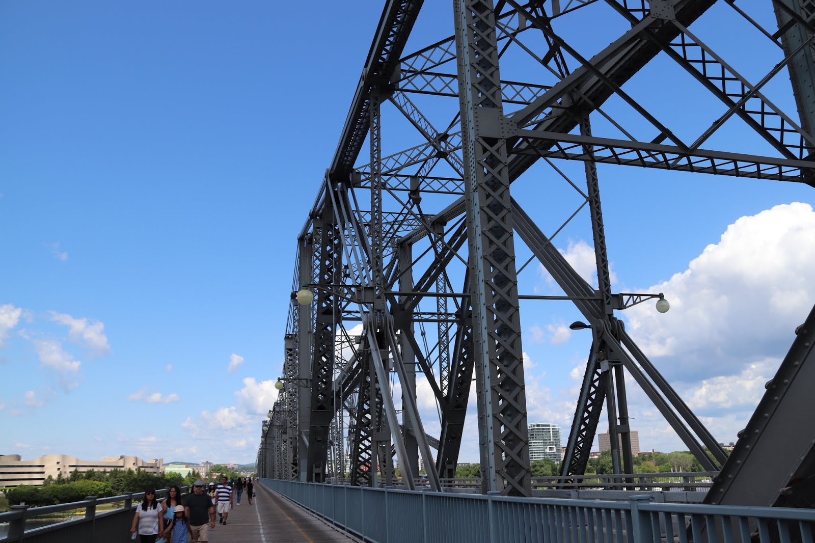 Memorials in Ottawa: Alexandra Bridge