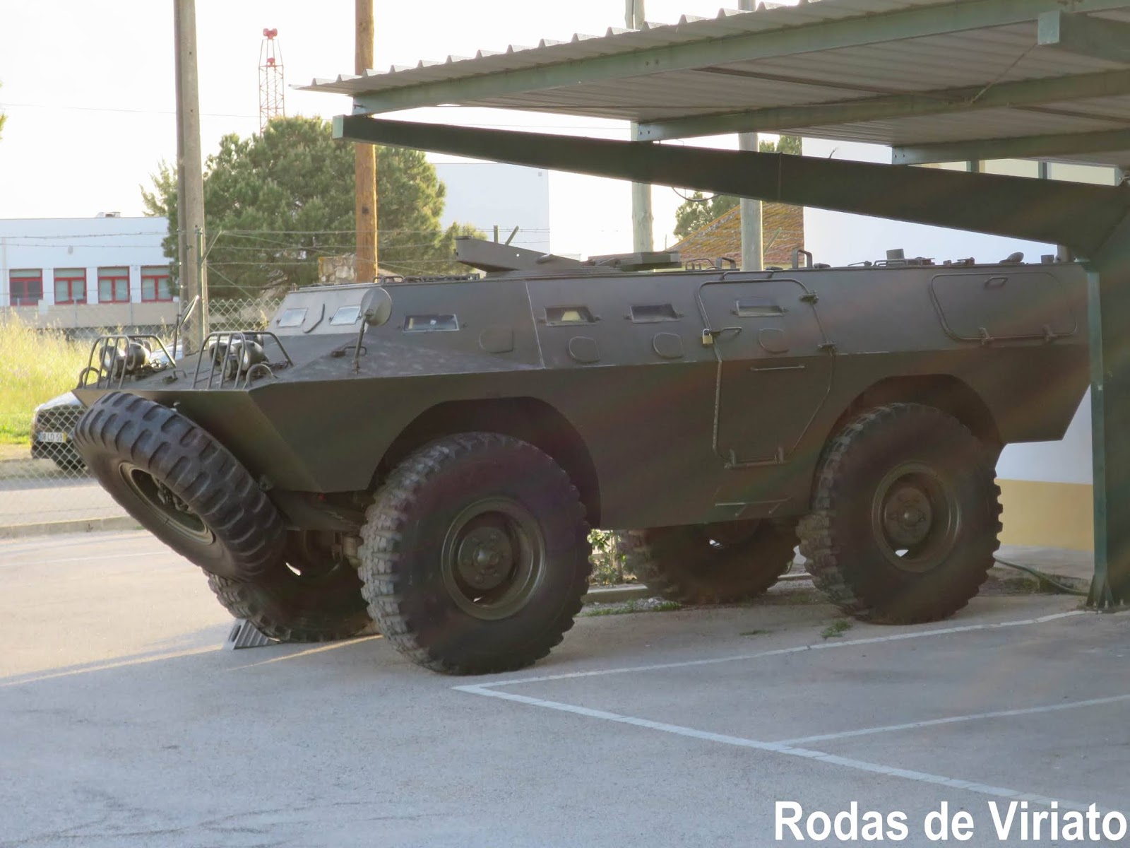 Blindado Chaimite V-200 parqueado em Benavente