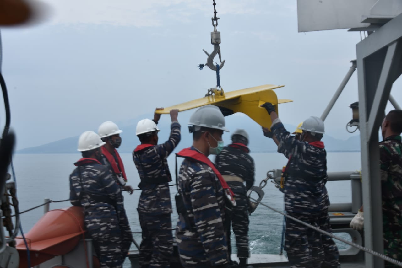 DEFENSE STUDIES: Giliran Kapal Satuan Ranjau Laksanakan Manuver Lapangan