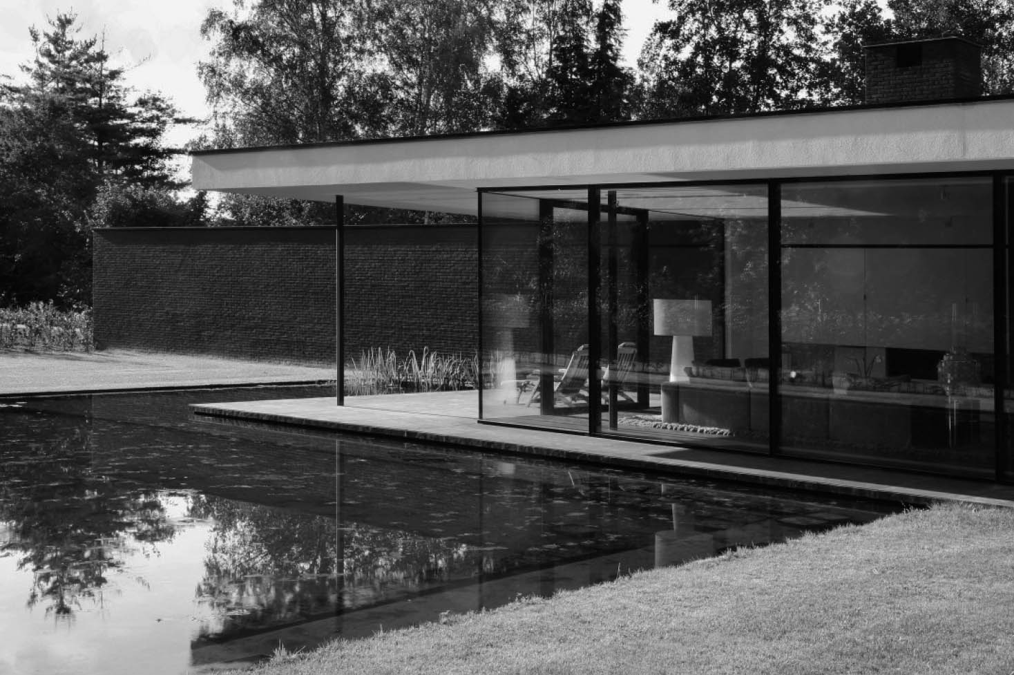 Ultra Modern Glass House Architecture