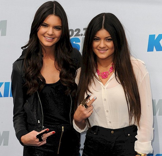 Two Finger Ring: Teen Jenner sister Kendall & Kylie wear controversial ...