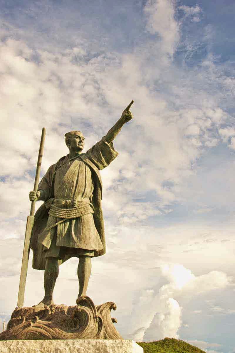 Ryukyu Life: Statues in Okinawa of People Pointing Towards Places