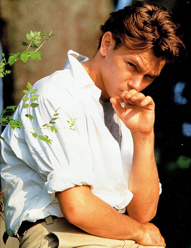 23 Fascinating Photographs of River Phoenix in the 1980s and Early ...