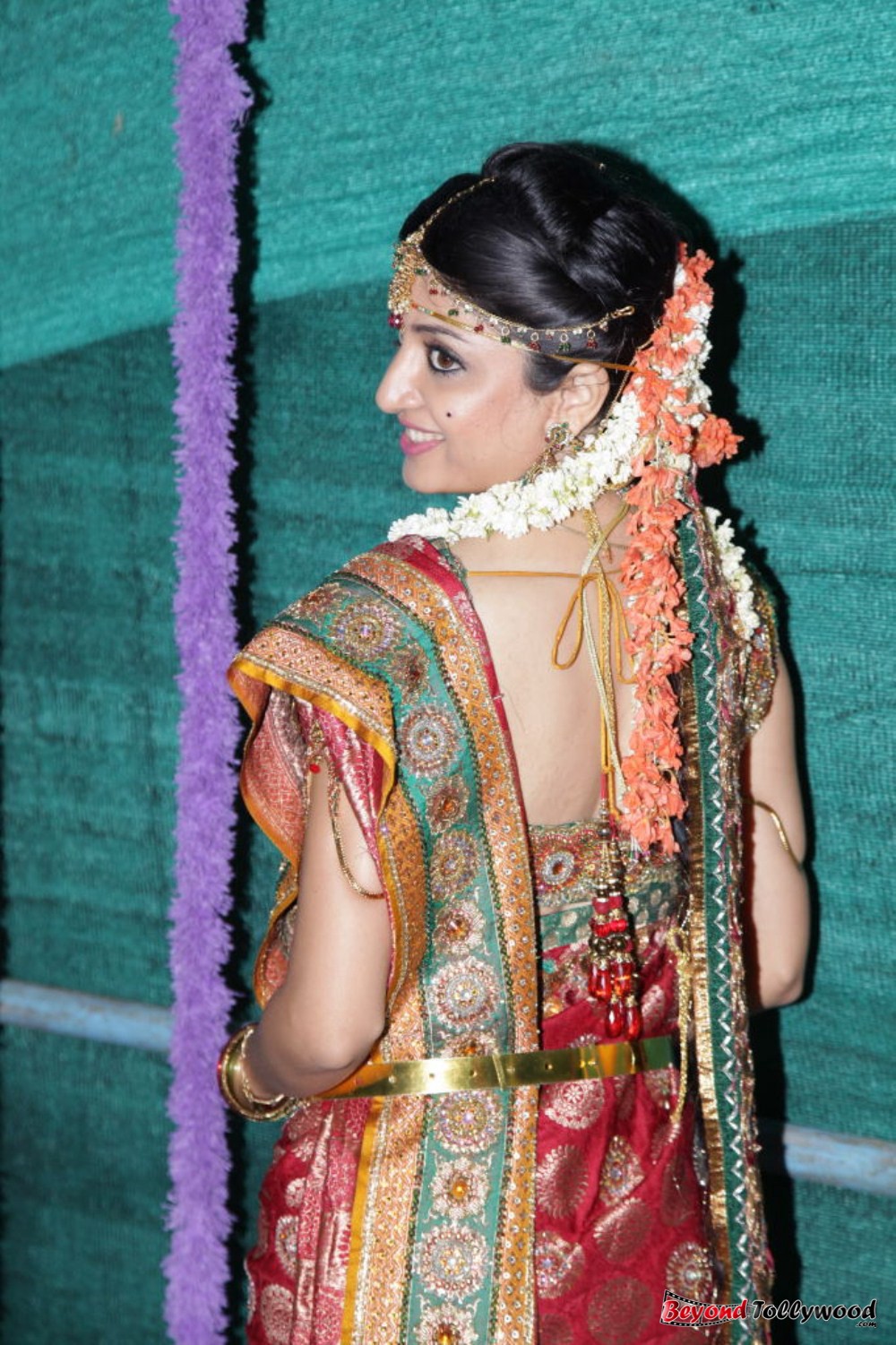 tollyimg: Poonam Kaur In Saree Stills at Aadu Magaadra Bujji Logo Launch