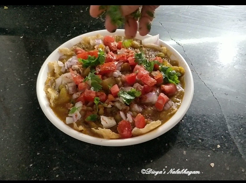 Karnataka style Masala Puri Chaat | Masala Puri chat recipe - Divya's ...
