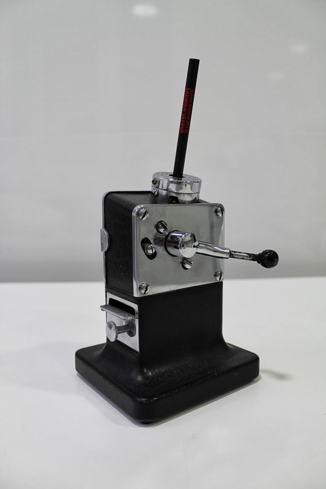 Vintagería: Antiguo afilador de lápices "El Casco" de Ignacio Urresti, 1945