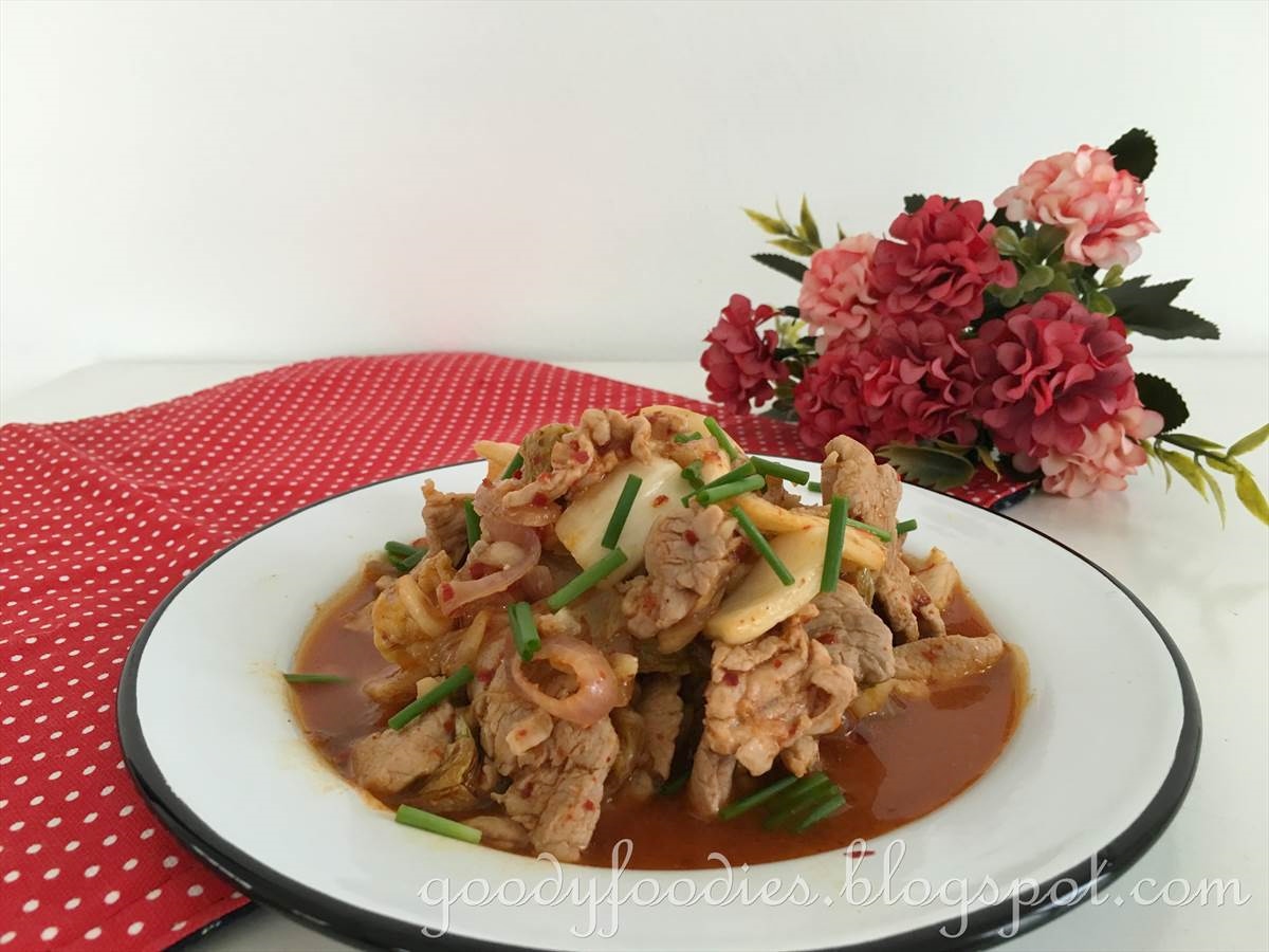 GoodyFoodies: Recipe: Stir fried Pork with Kimchi (Jaeyook Bokkeum)