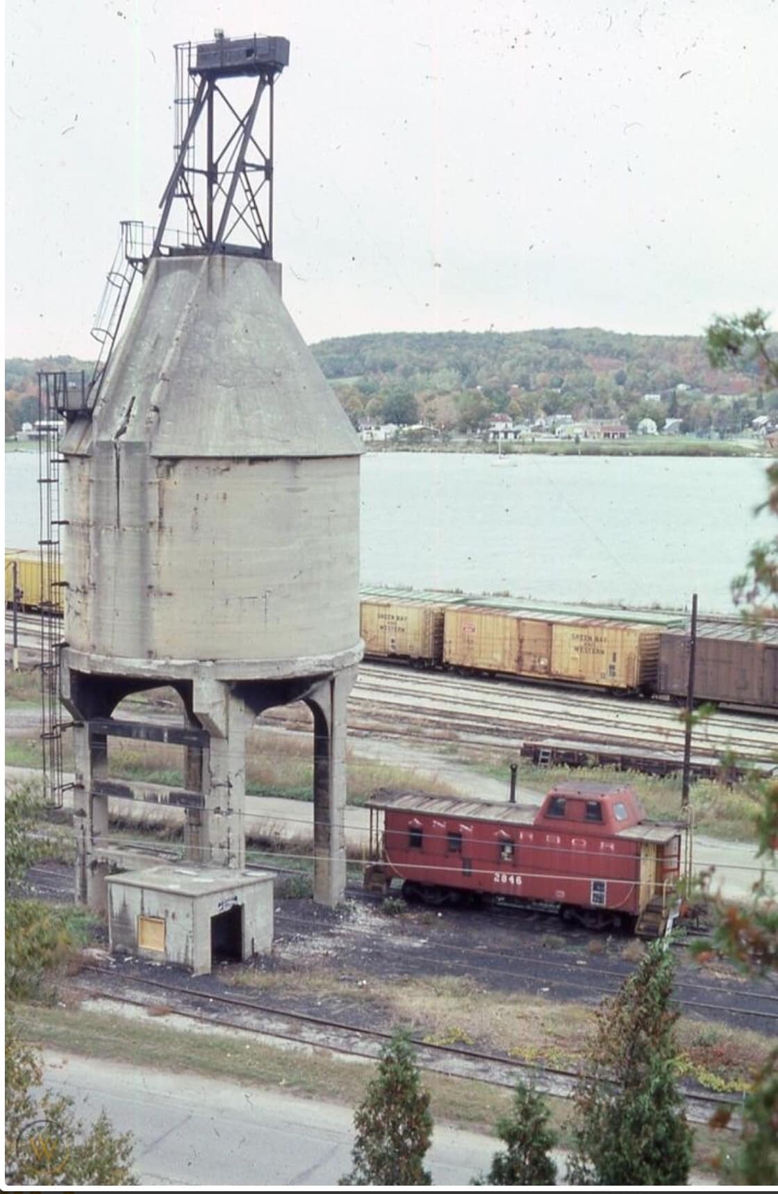 Towns and Nature: Elberta, MI: Ann Arbor Coaling Tower and Roundhouse