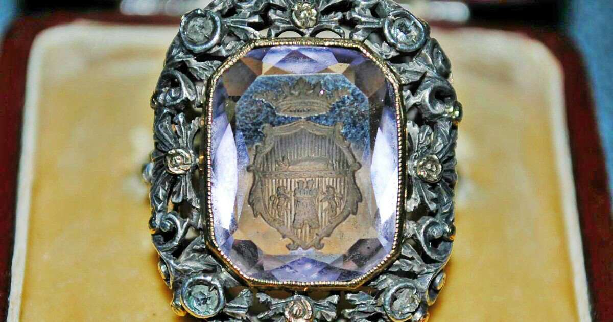 Pasar página ...: El anillo del Rey