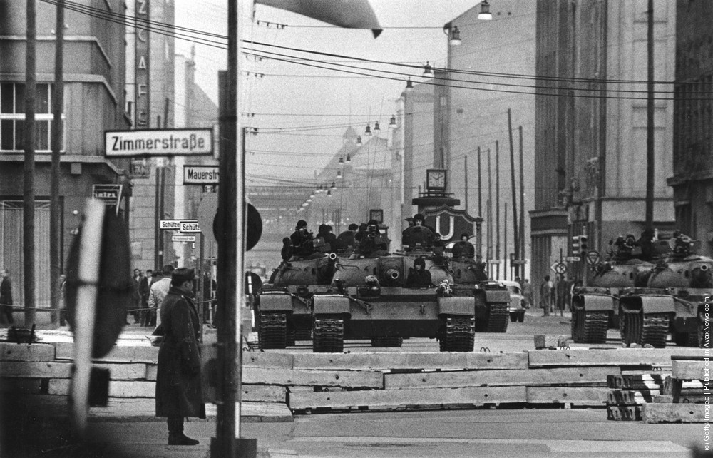 22 Vintage Photographs Captured Everyday Life Around the Berlin Wall in ...