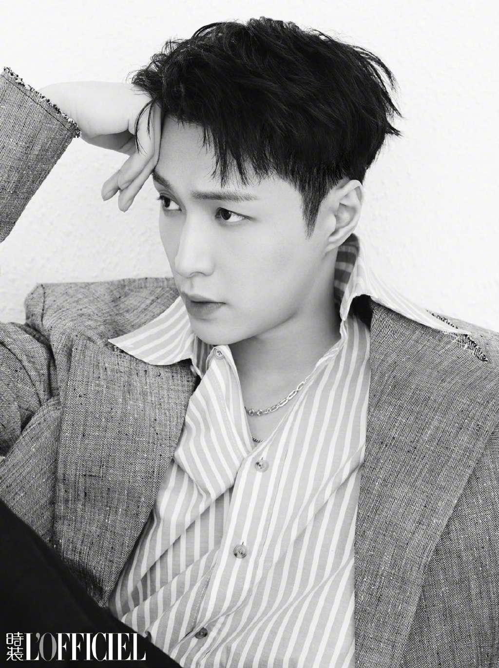 Lay Zhang se enfunda en jeans y piezas formales de Calvin Klein Jeans ...