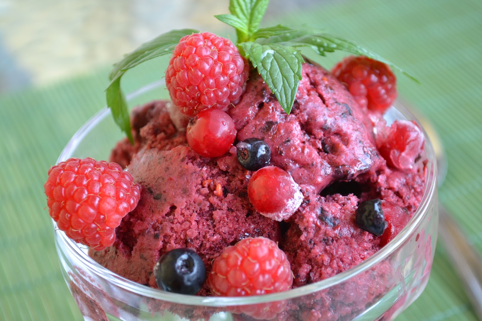 Myra's kitchen: Inghetata din fructe de padure