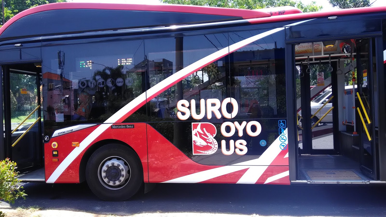 Ternyata Suroboyo Bus Masih Jadi Pilihan Favorit Warga Kota | Dee Stories