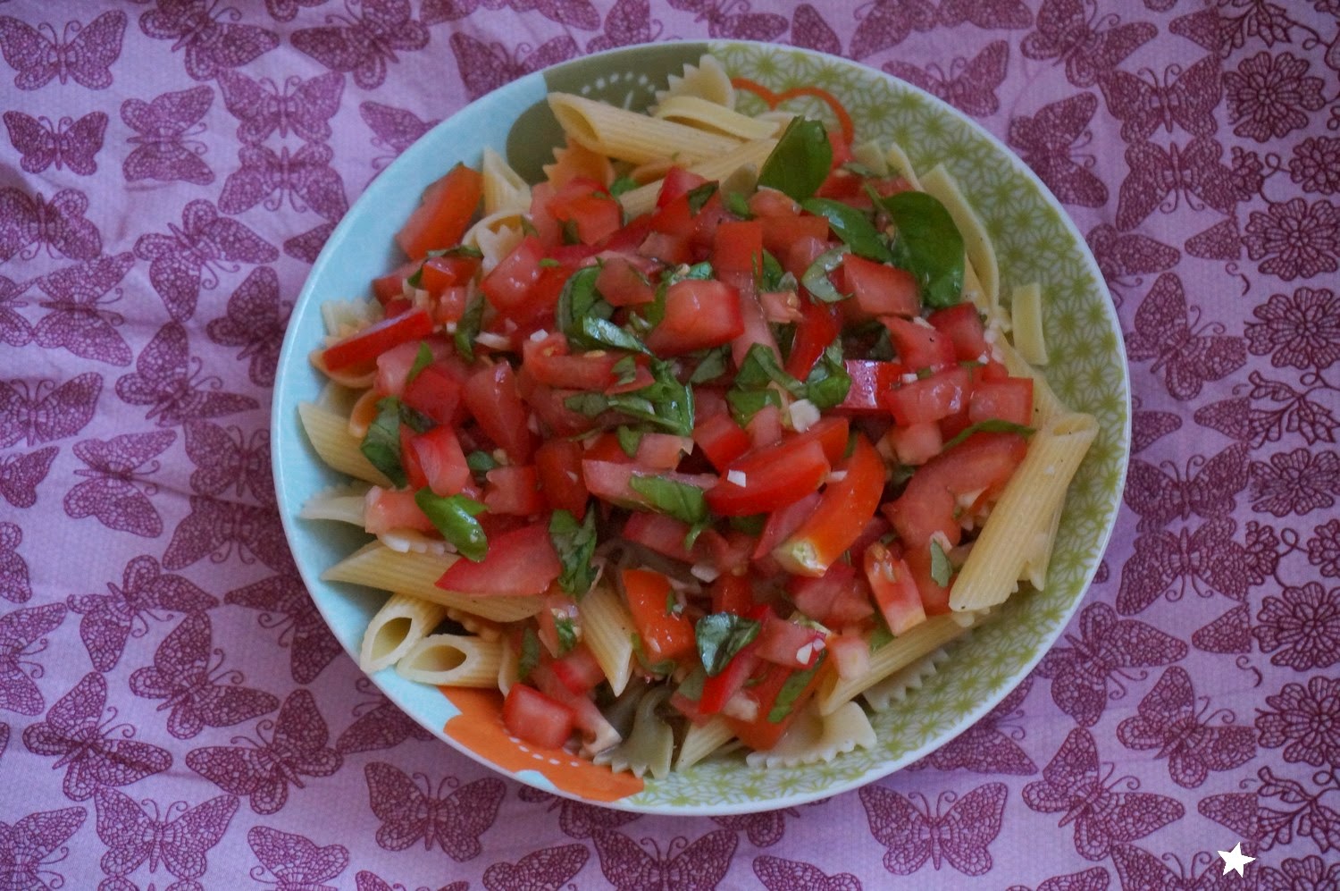 Farine d'étoiles: Assiette de pâtes toute simple, tomates, basilic, ail