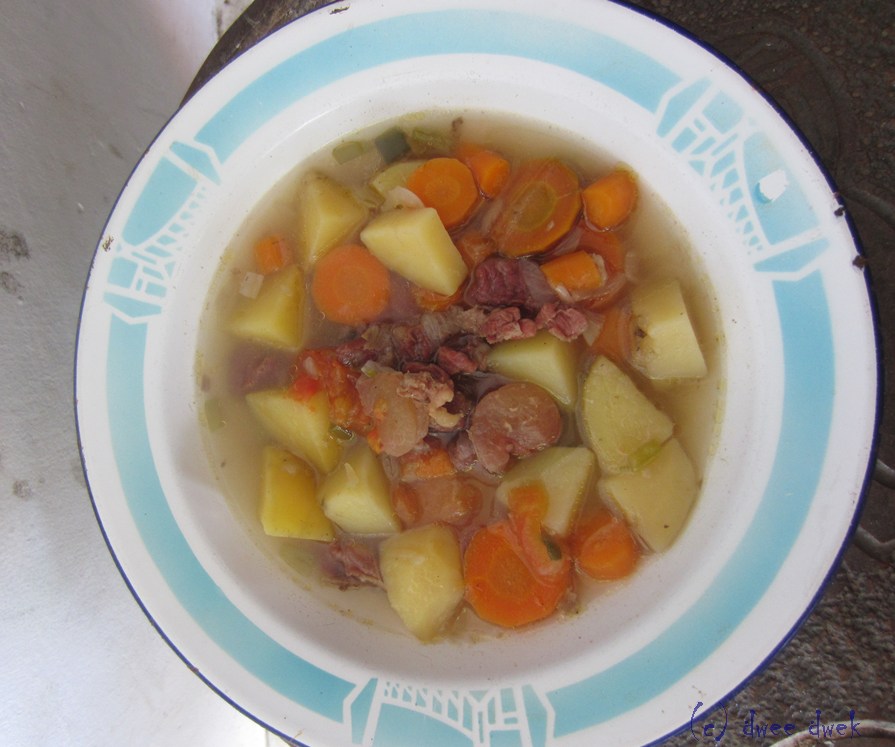 dwek ... ~: dapur pemula :~: sup daging biasa aja :)