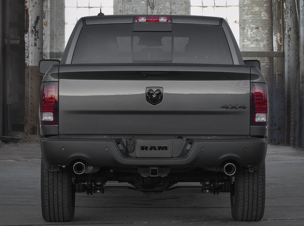 Antiga geração da RAM, a 1500 Classic, terá mais um ano na linha de ...