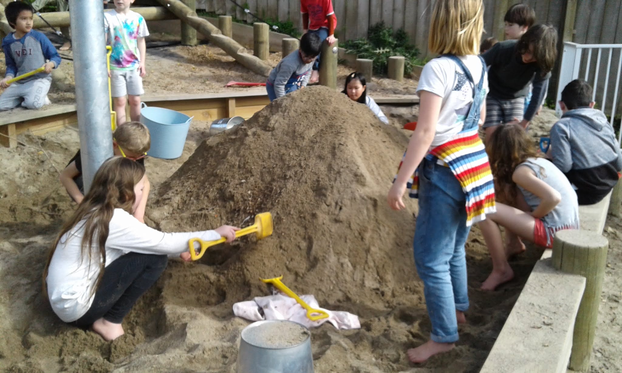 Akomanga 18: Building the biggest Sandpit Volcano