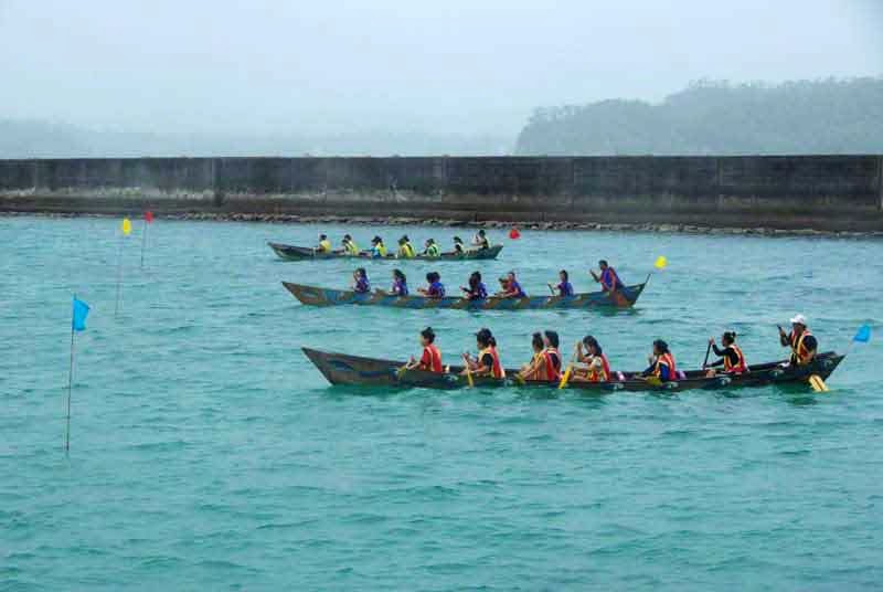 Ryukyu Life: Travel Photo: Okinawa Gals Sabani in the Rain