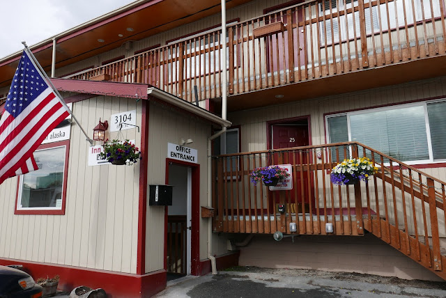 Bent Prop Inn & Misteri Hilangnya Perintilan Outdoor Gear