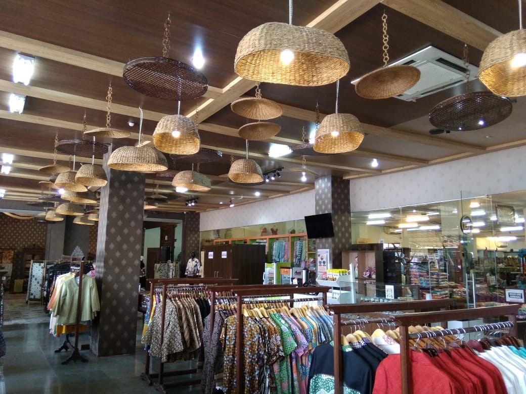 BT Batik Trusmi: Ikon Wisata Batik Cirebon - Travelofah