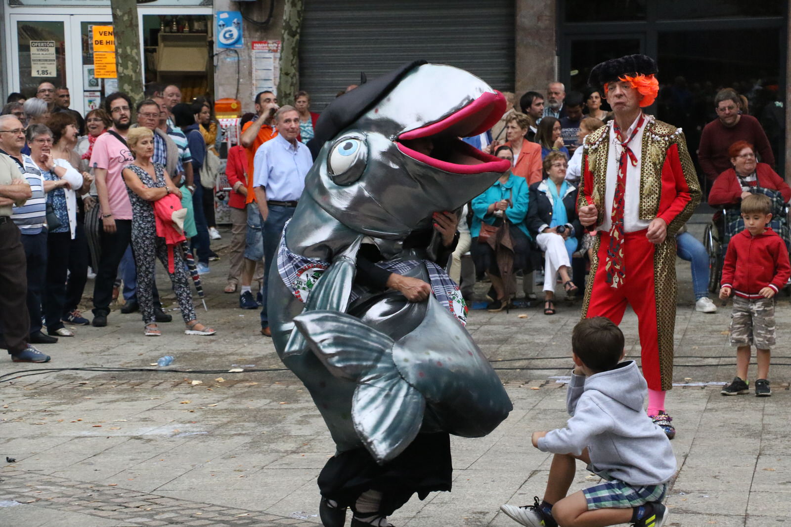 Cientos de personas despiden las fiestas de Retuerto y a su trucha jubilada
