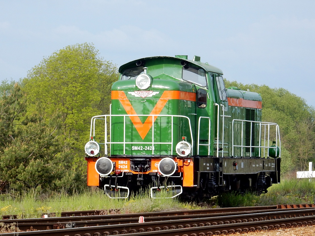 SM42-2424 przed nastawnią KB1 w Białogonie | Kolejowe Kielce