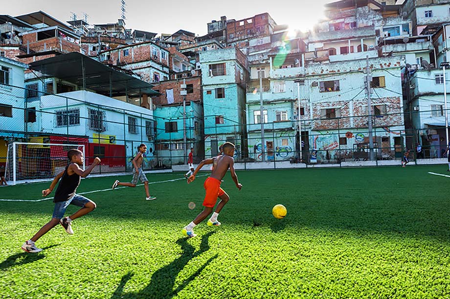 Pavegen, construye un campo de fútbol cinético en una favela - Nomada Q