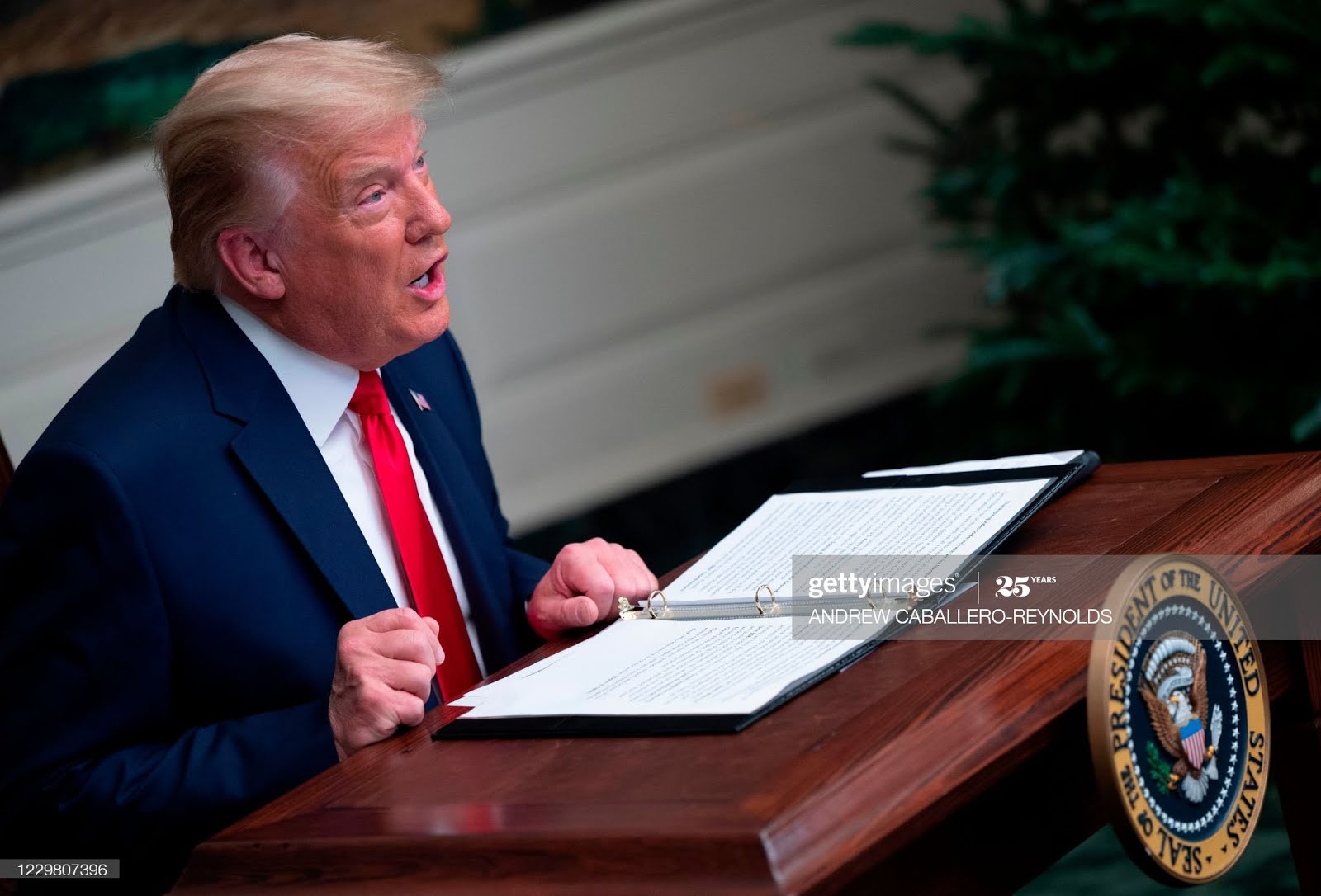 Words of Wonder: Donald Trump sitting behind a ‘tiny desk’ for ...