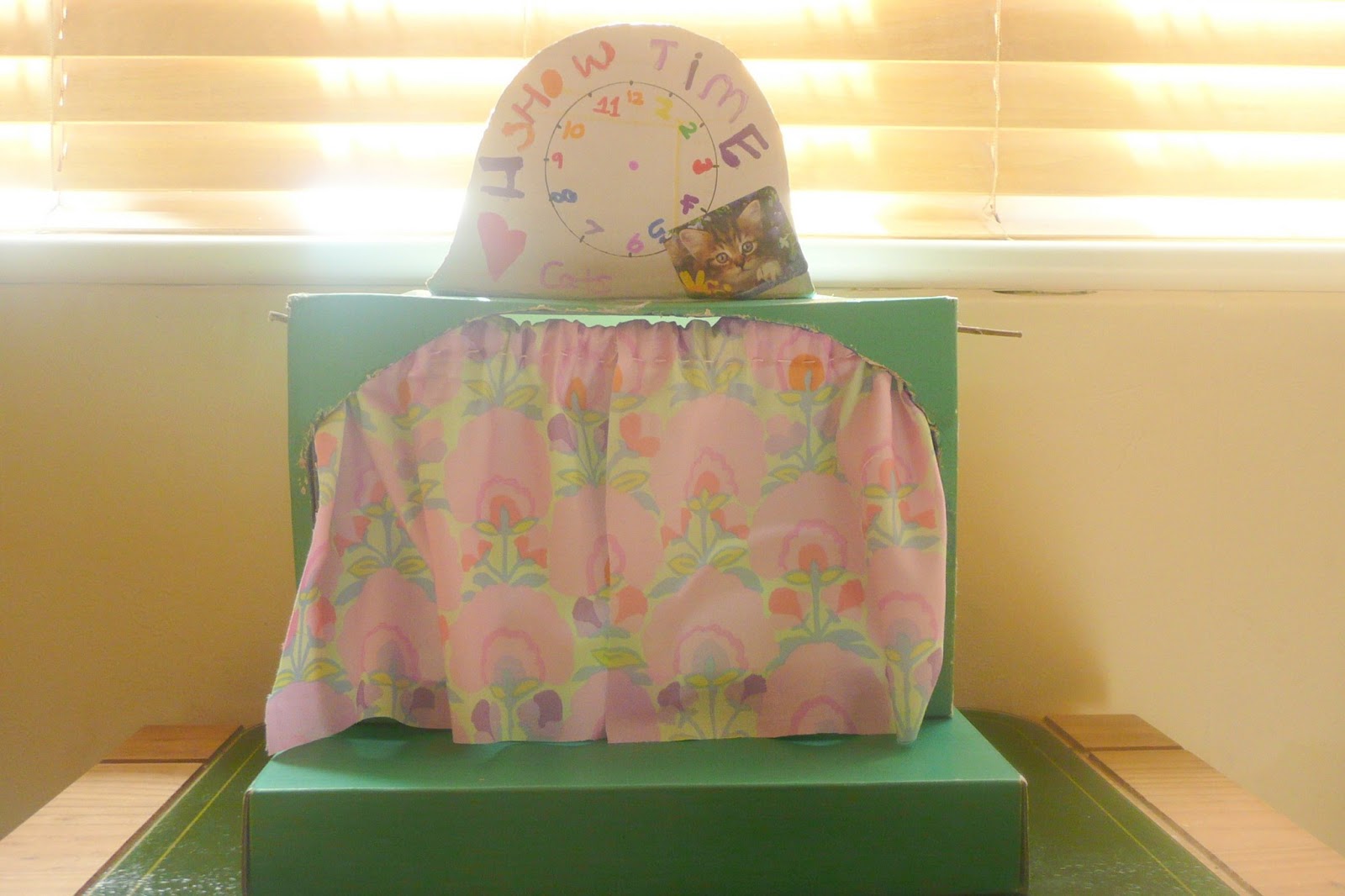 Ceradka Crafts: Tutorial - How to make a Puppet Theatre from a Shoe Box