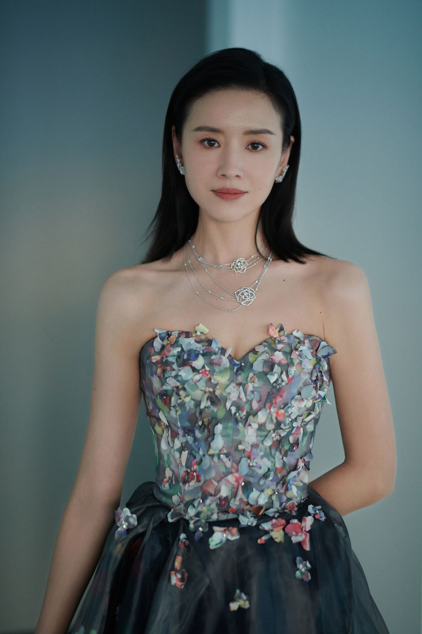 China Entertainment News: Dong Jie poses for photo shoot