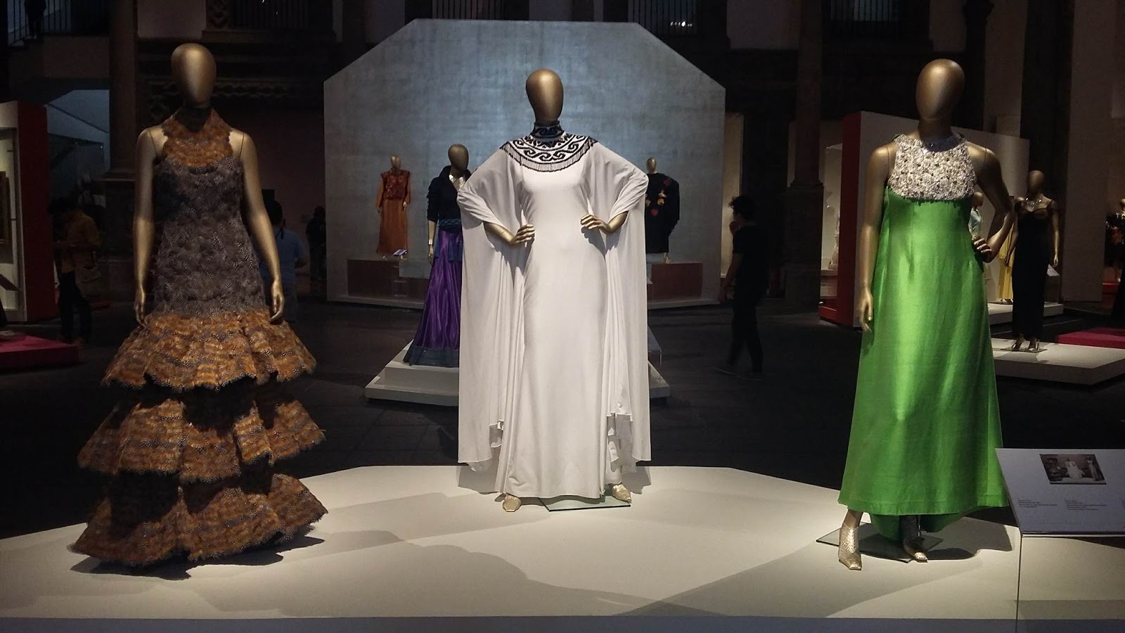 De Tour Por: El arte de la indumentaria y la moda en México