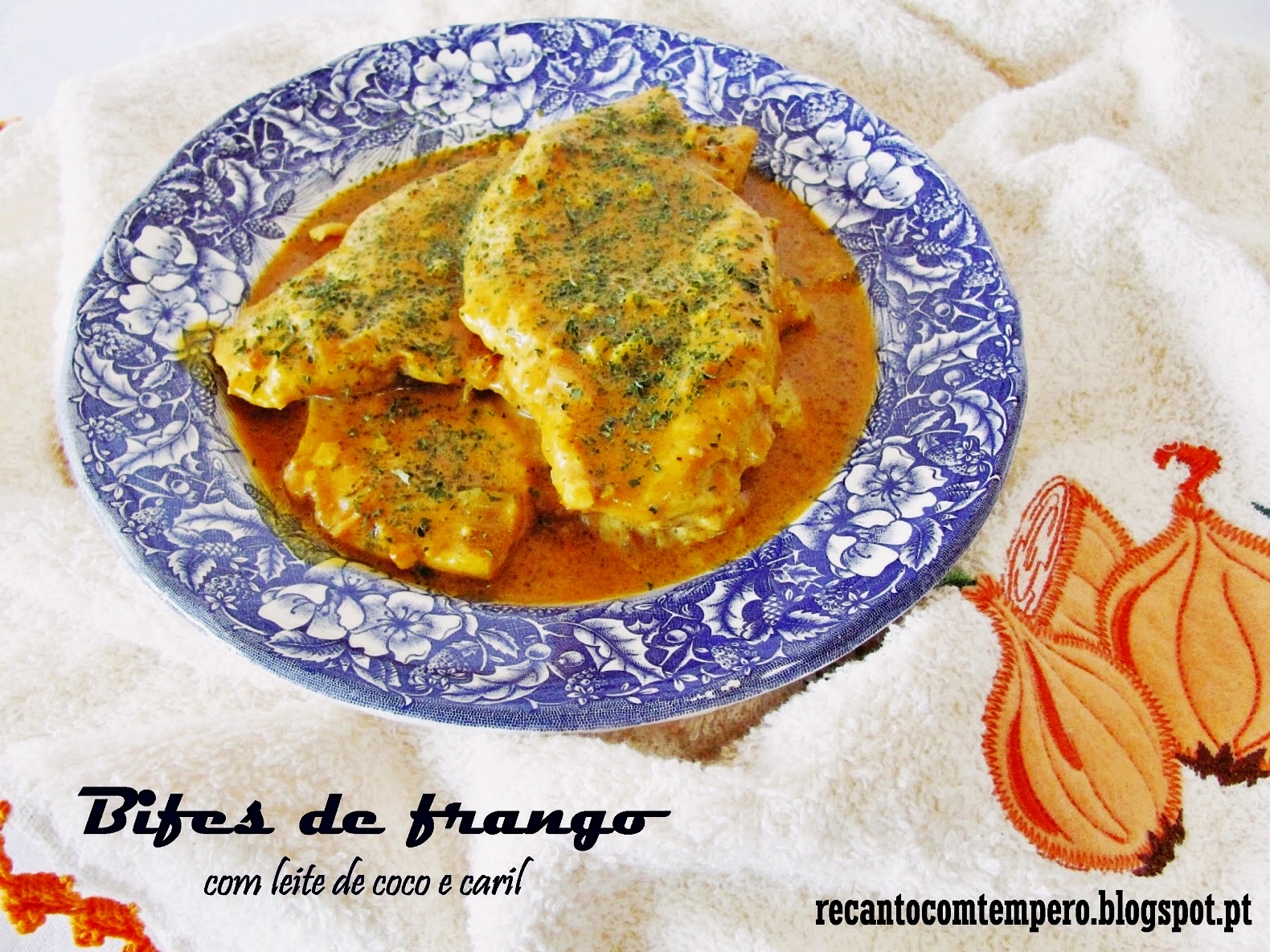 Bifes de frango com leite de coco e caril