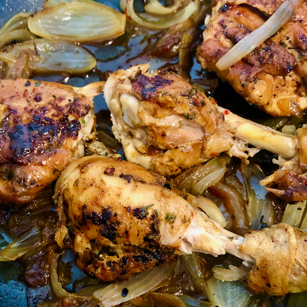 Pollo dorado en salsa de mostaza y cebolla